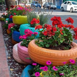 15 Cool Landscaping Ideas for Side of Garage - Garagehold