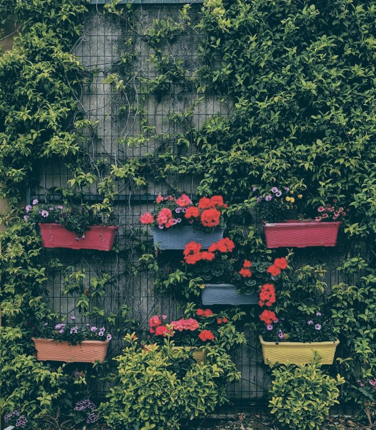 15 Cool Landscaping Ideas for Side of Garage - Garagehold